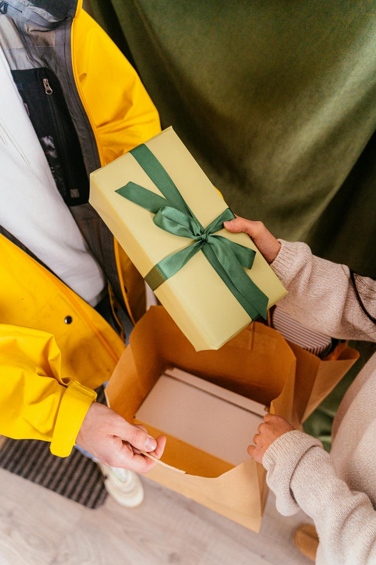 What is the significance of receiving a gift in a dream according to ...